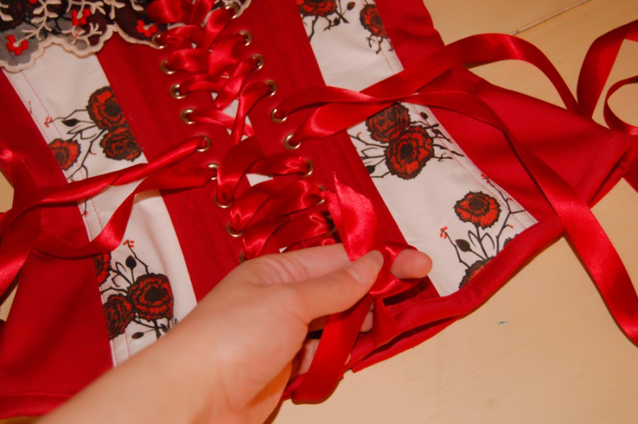 How to Lace a Corset: V Method + Bunny Ears